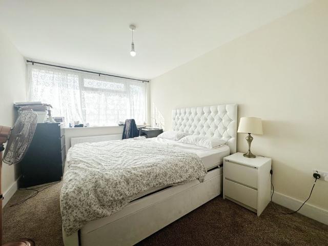 5 bed town house to rent in Black Horse Close, Windsor, SL4