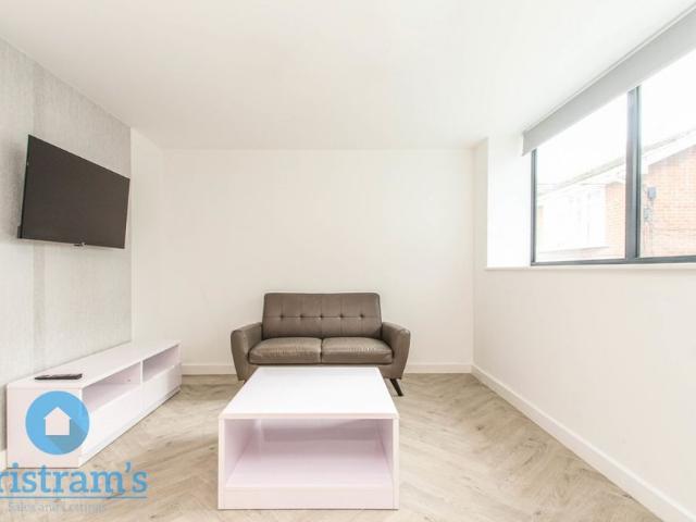 5 bed Apartment for Rent