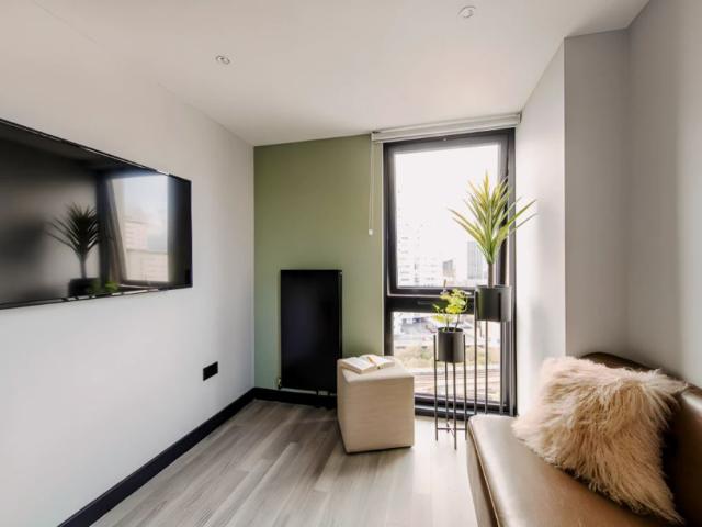 5 Bed Apartment Larger Room