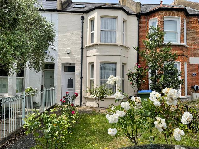 5 bed Apartment To Let
