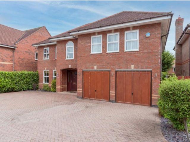 5 Bed – Detached House – The Avenue. 5 bed detached house to rent £2,095 pcm £483 pw