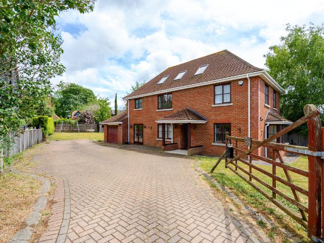 5 bed Detached House To Let