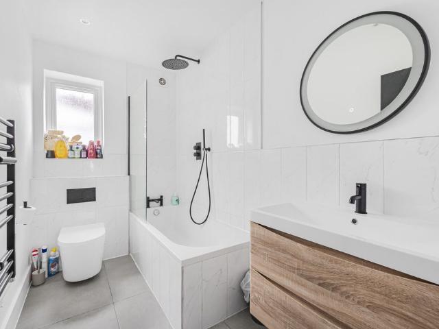5 bed Detached House To Let