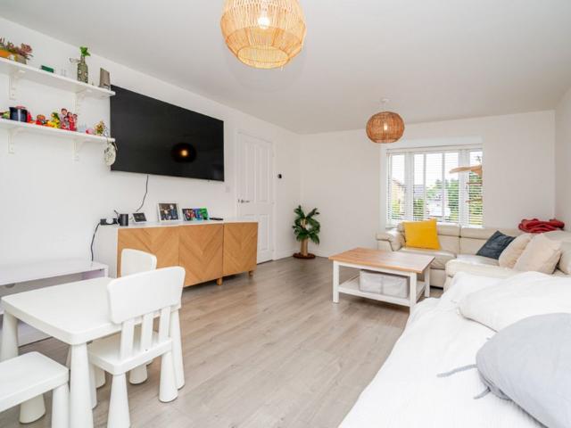 5 bed Detached House To Let