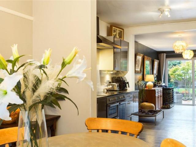 5 bed detached house to let in quiet tree lined cul de sac in Newbury