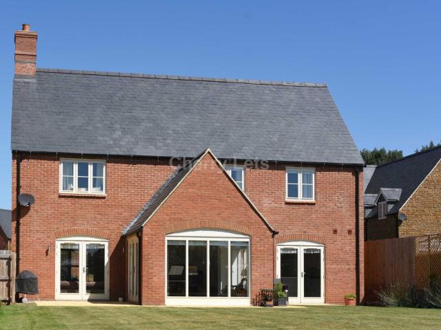 5 bed detached house to rent in Buckingham Close, Kings Sutton, OX17