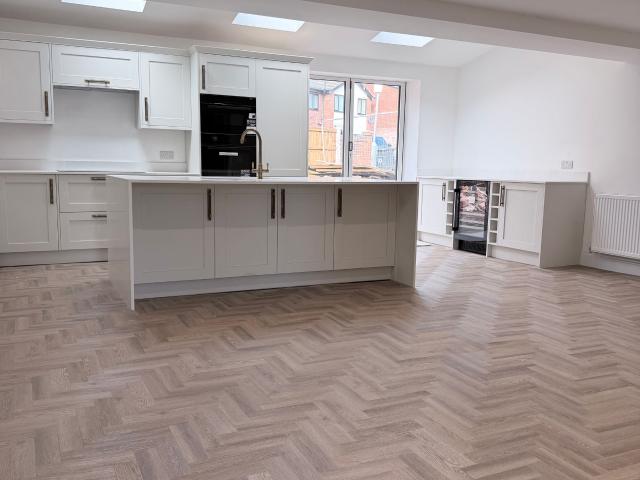 5 bed detached house to rent in Richmond Street, Ashton Under Lyne, OL7