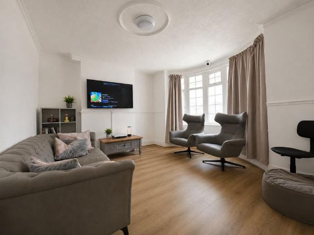 5 Bed Detached House, Tudor Road, LU3