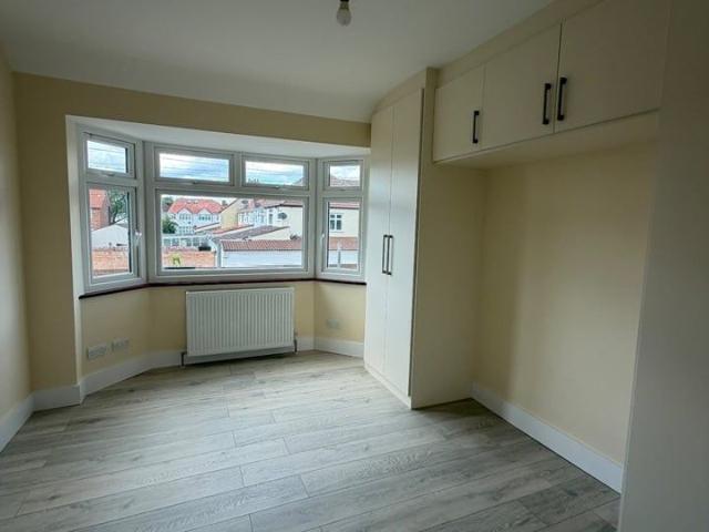 5 Bed Detached House, Hinton Avenue, TW4