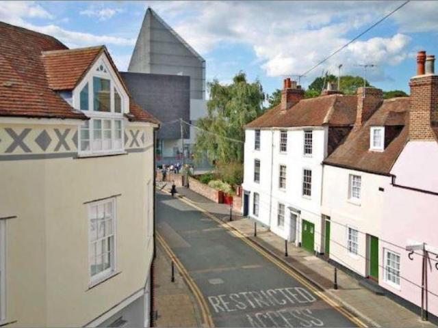 5 Bed End of terrace house For Rent