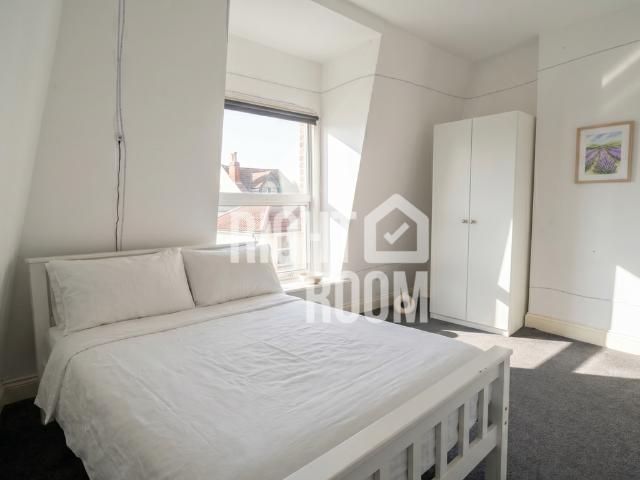 5 Bed Flat, Albert Road, Southsea PO5 5 bed flat to rent £2,250 pcm £519 pw