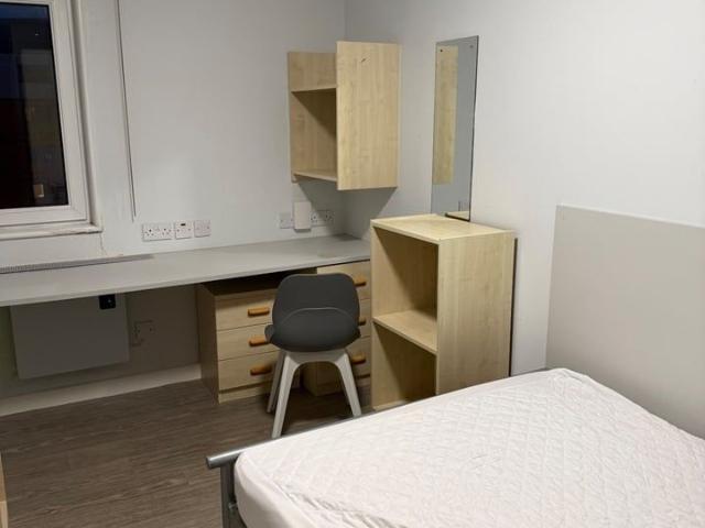 5 Bed Flat, Fir House, M13