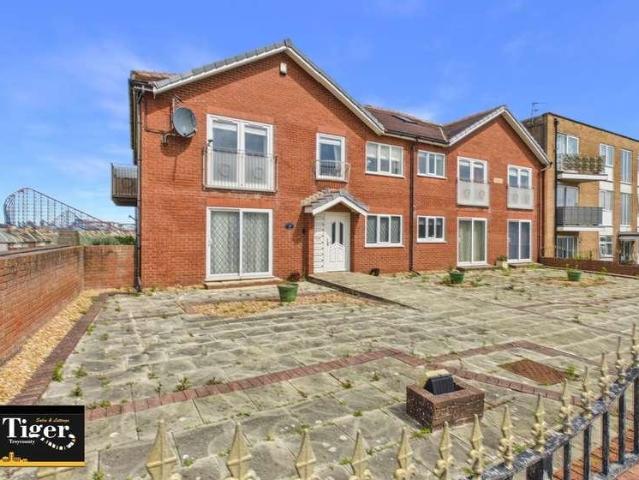 5 bed flat for sale