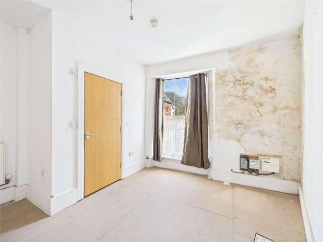 5 bed flat for sale
