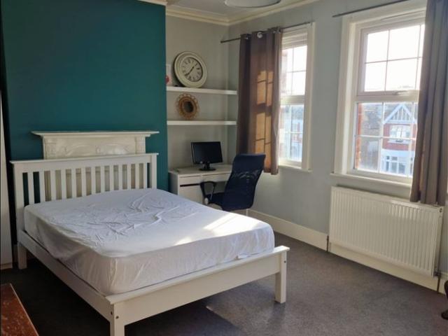 5 Bed Flat, Green Lanes, N13