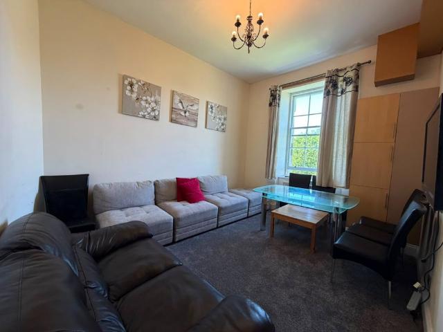 5 Bed Flat, South Clerk St, EH8