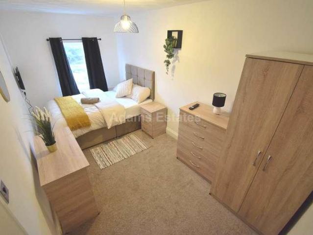 5 bed flat to rent