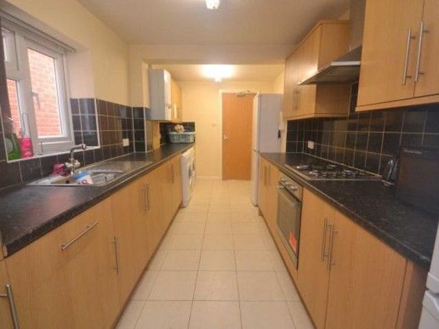 5 Bed Grange Avenue, Reading