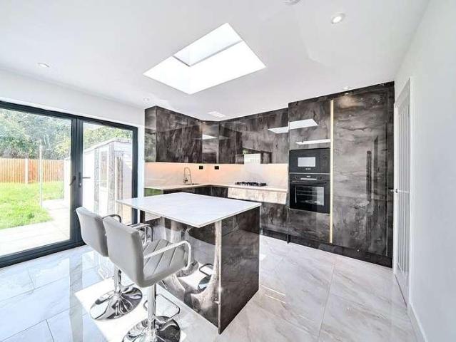 5 bed house to rent