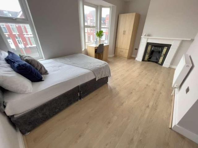 5 bed house to rent