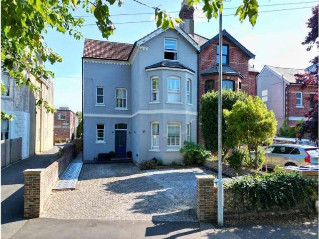 5 bed house to rent