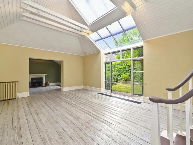 5 Bed House Detached To Let