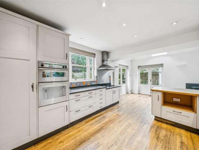 5 bed house for sale