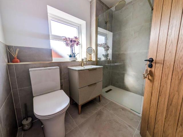 5 bed house for sale
