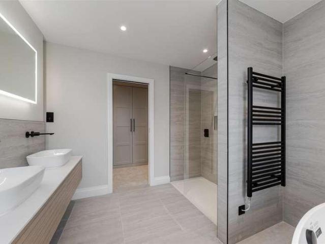 5 bed house for sale