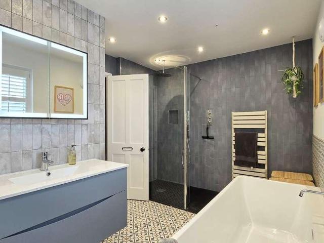 5 bed house for sale