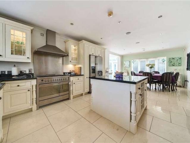 5 bed house for sale