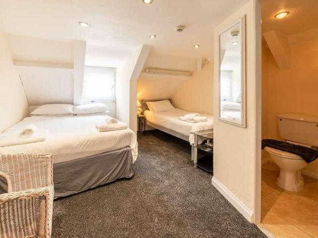 5 bed house for sale
