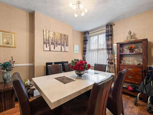 5 bed house for sale