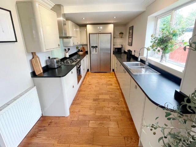5 bed house for sale