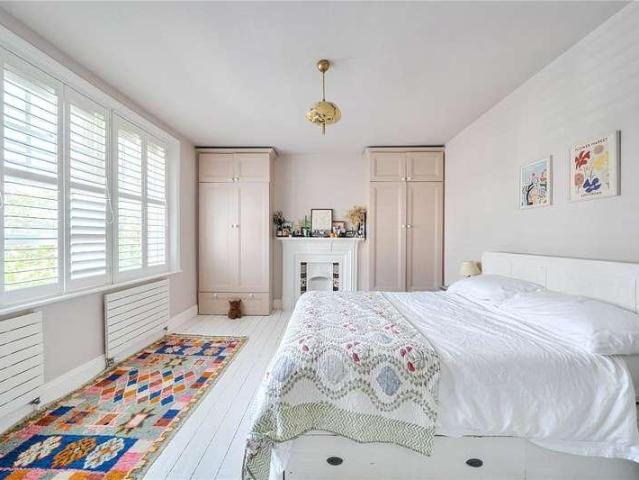 5 bed house for sale