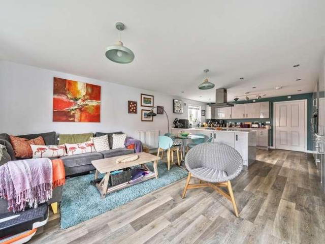 5 bed house for sale