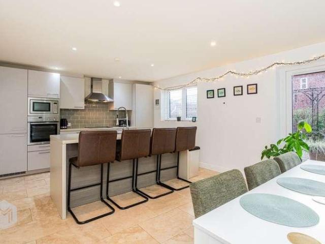 5 bed house for sale