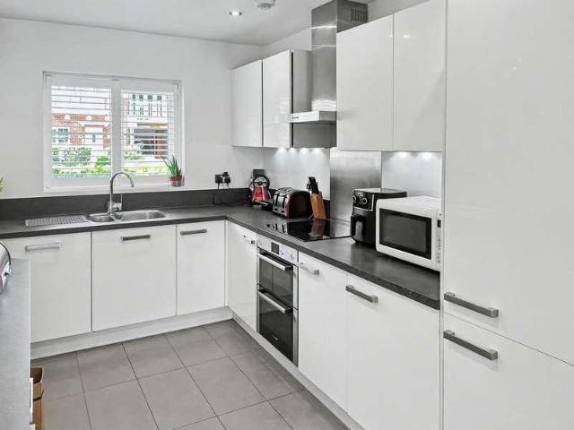5 bed house for sale