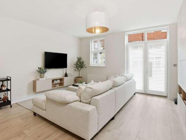 5 bed house for sale