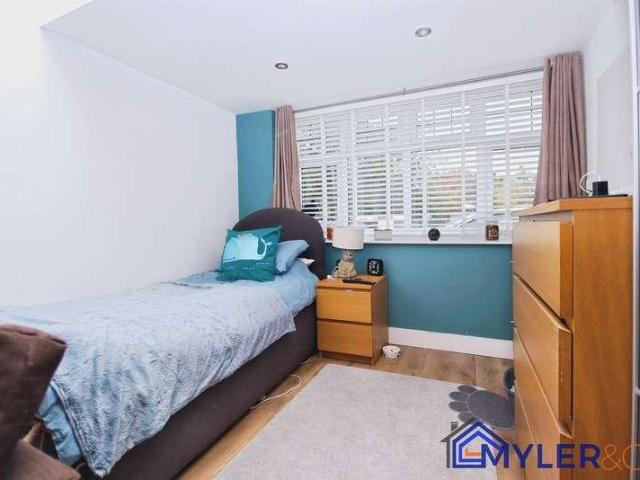 5 bed house for sale