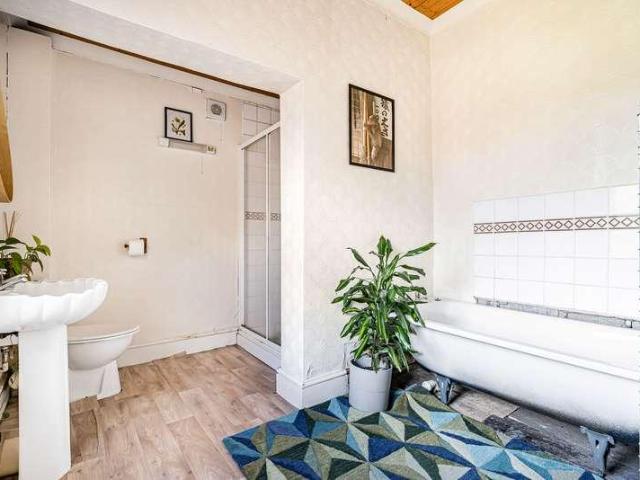 5 bed house for sale