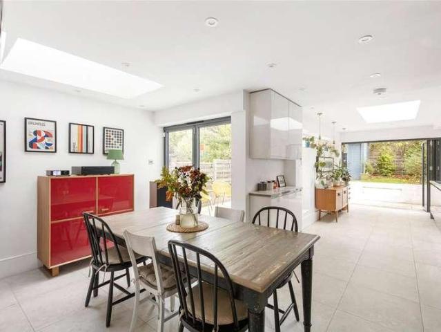 5 bed house for sale