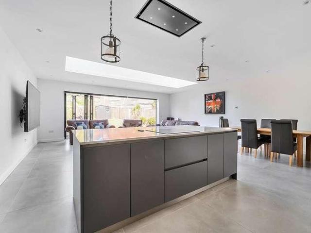 5 bed house for sale