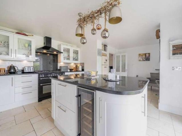 5 bed house for sale