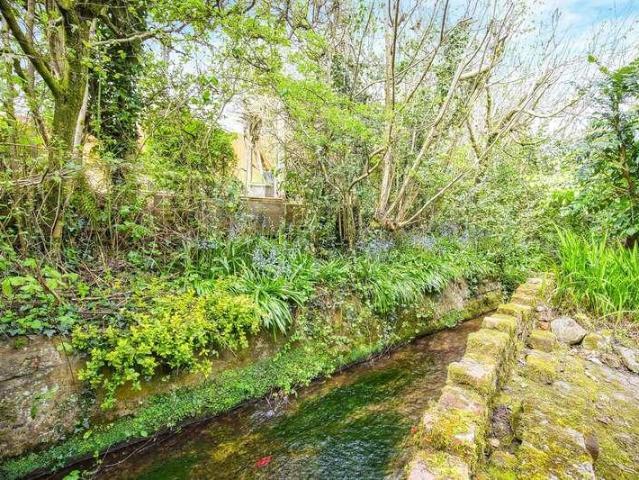 5 bed house for sale