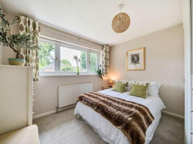 5 bed house for sale