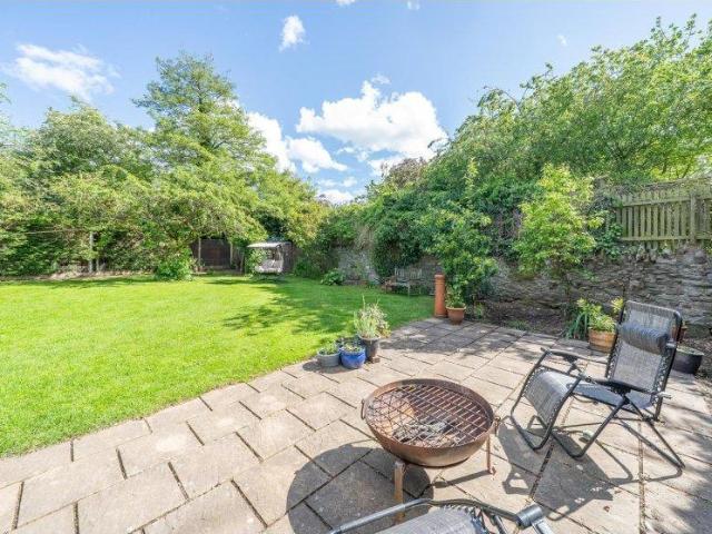 5 bed house for sale