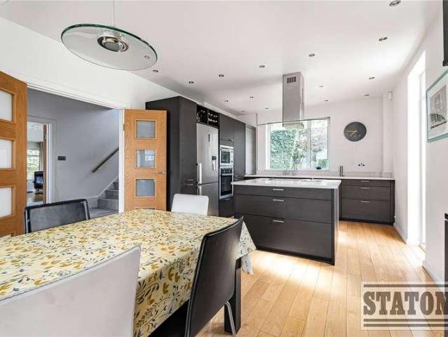 5 bed house for sale