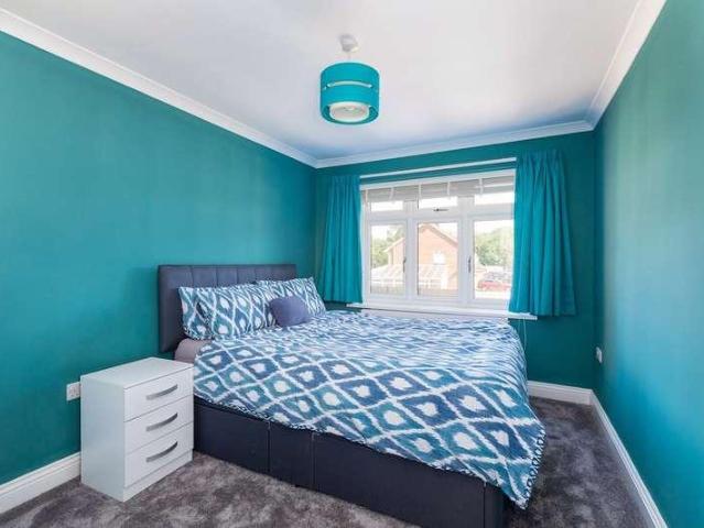 5 bed house for sale