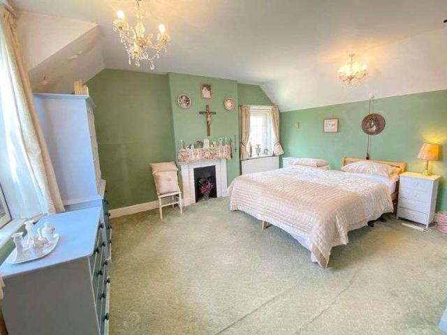 5 bed house for sale